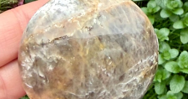 Piatra lunii palm stone unicat 5.5 cm. - lumina lunara, echilibru feminin si intuiție sacra